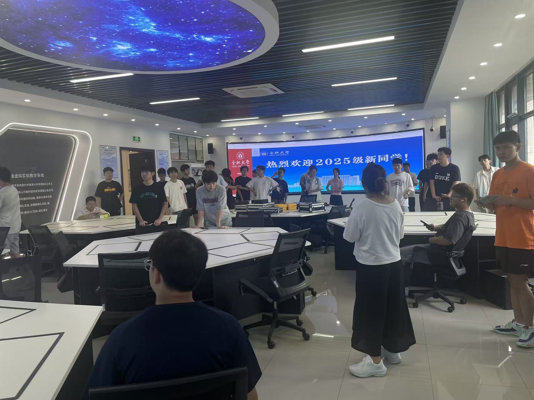 智建学院组织2025级新生参观实验室—筑牢实践学习第一步